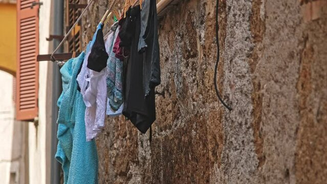 "Drying Clothes" Bilder – Durchsuchen 1,434 Archivfotos, Vektorgrafiken ...