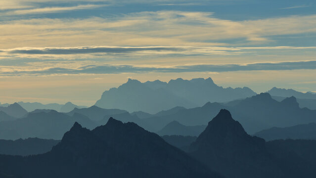 รูปภาพ"Grosser – เลือกดูภาพถ่ายสต็อก เวกเตอร์ และวิดีโอ6,886 | Adobe Stock