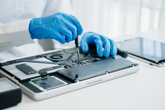 "Electronics Technician" Images – Browse 3,043 Stock Photos, Vectors ...