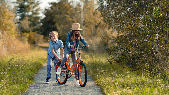 Anschieben-Bilder: Stock-Fotos & -Videos. | Adobe Stock