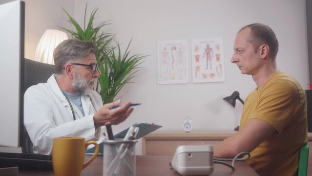 Patient Check Out Images – Browse 296,109 Stock Photos, Vectors, and ...