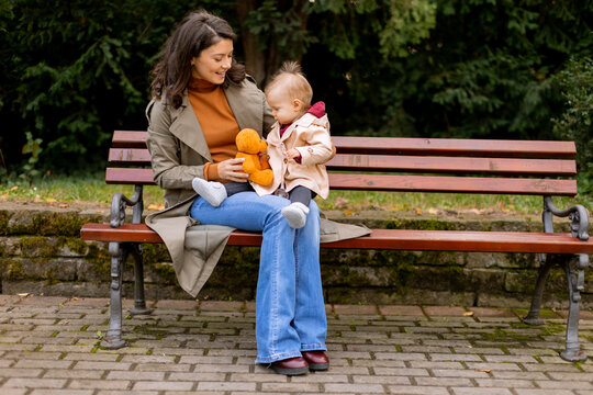 「ベンチに座る」の写真素材 | 564,558件の無料イラスト画像 | Adobe Stock