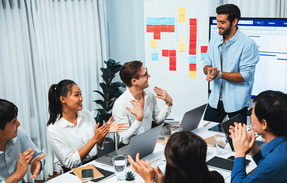 "On Time" - Images et vidéos libres de droits | Adobe Stock