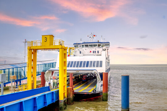 "Ground Transportation" Images – Browse 9,731 Stock Photos, Vectors ...