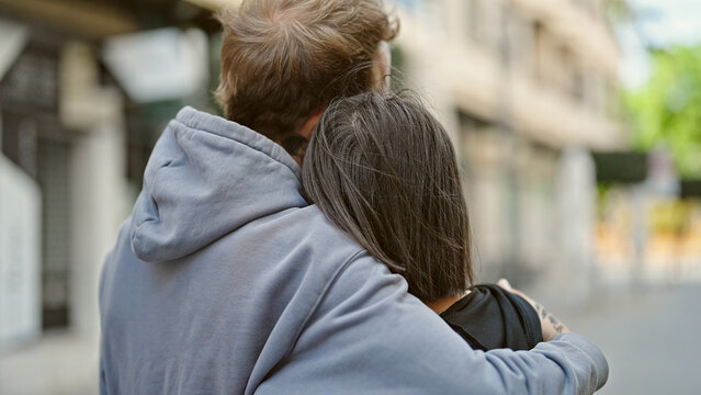 「Beautiful Couple Hugging Each Other Standing Backwards Street」の写真素材 ...