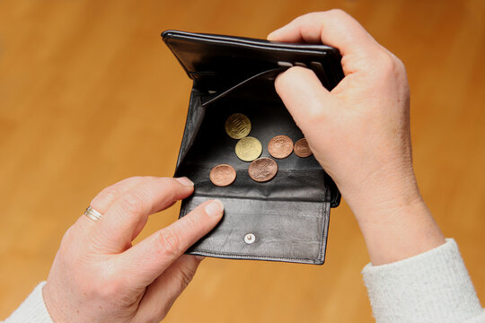 Leeres Portemonnaie Images – Browse 29 Stock Photos, Vectors, and Video ...