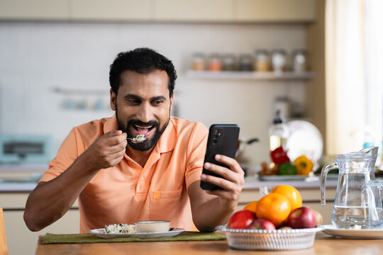 Smartphone While Eating Images – Browse 7,915 Stock Photos, Vectors ...