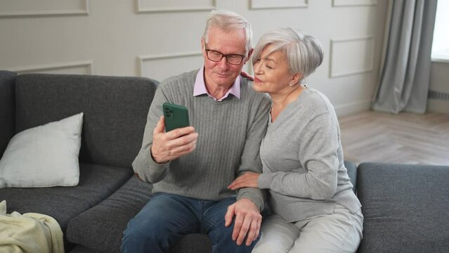Grandma Smartphone Images – Browse 75,896 Stock Photos, Vectors, and ...