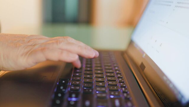 "Speed Typing"-Bilder: Stock-Fotos & -Videos. | Adobe Stock