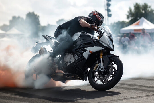 Motorcycle Burnout Images – Browse 1,689 Stock Photos, Vectors, and ...