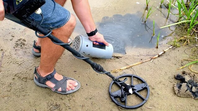 "Metal Detecting"-Bilder: Stock-Fotos & -Videos. | Adobe Stock