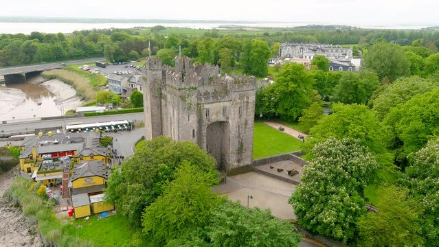 "Bunratty Castle Images – Browse 317 Stock Photos, Vectors, and Video ...