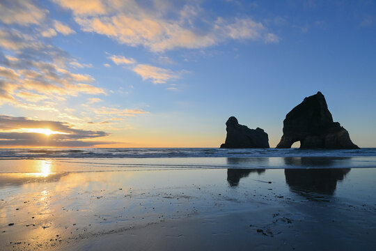 Windows Beach Wallpaper Images – Browse 8,392 Stock Photos, Vectors ...