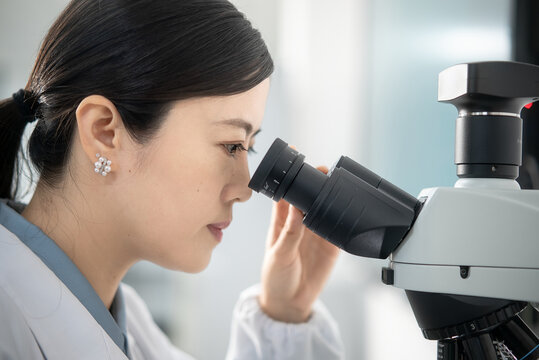 Doctor Using Microscope Images – Browse 23,310 Stock Photos, Vectors ...
