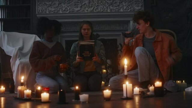 Imágenes de "Devils: descubre bancos de fotos, ilustraciones, vectores ...