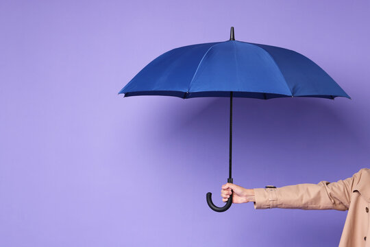Hand Holding Umbrella Images et videos libres de droits Adobe Stock