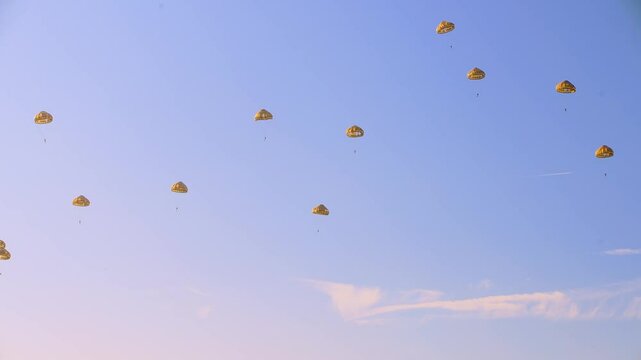 "Golden Parachute" Imagens – Procure 340 fotos, vetores e vídeos ...