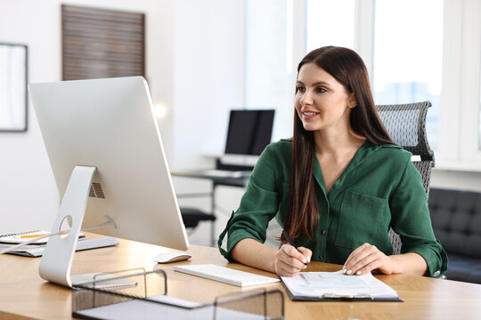 Employee Working At Desk Images – Browse 749,562 Stock Photos, Vectors ...