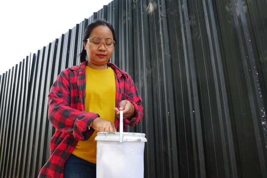 White Fence Next To A Paint Bucket Images – Browse 13 Stock Photos ...